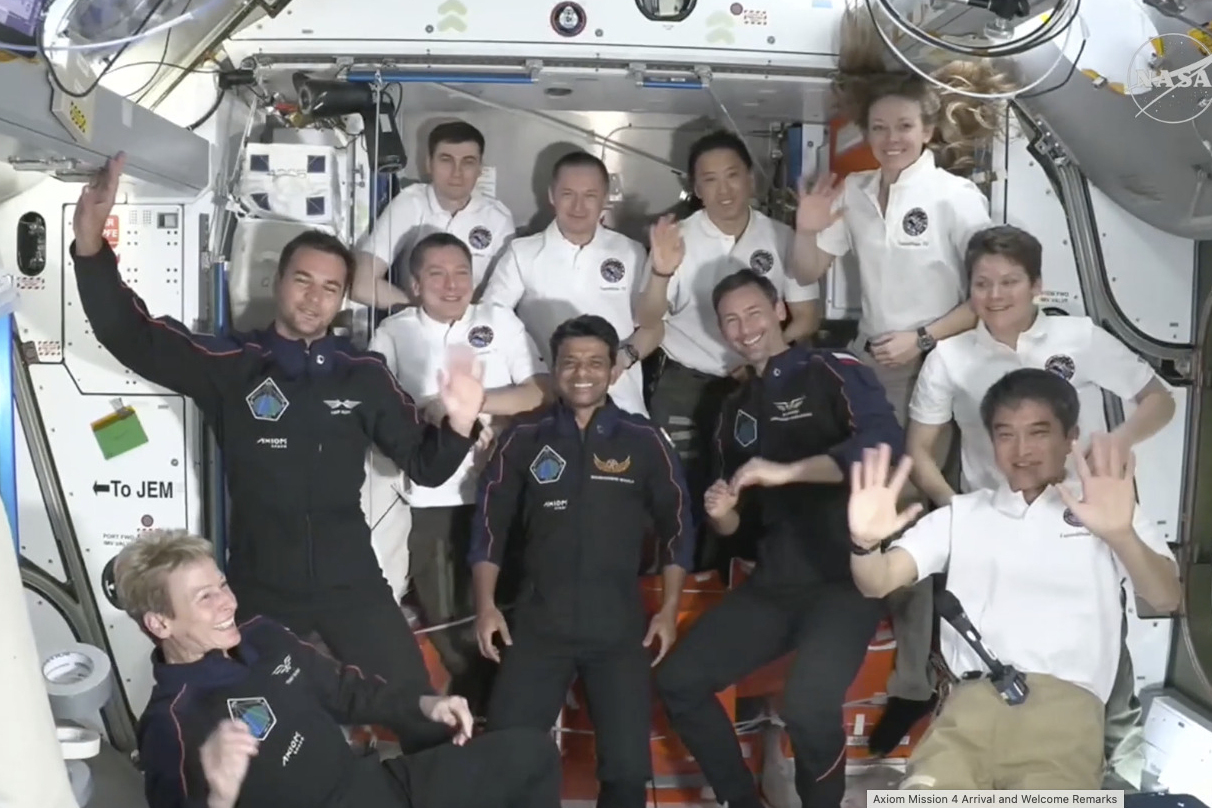 Kosmická loď Crew Dragon s mezinárodní posádkou se úspěšně připojila k ISS | Týden.cz