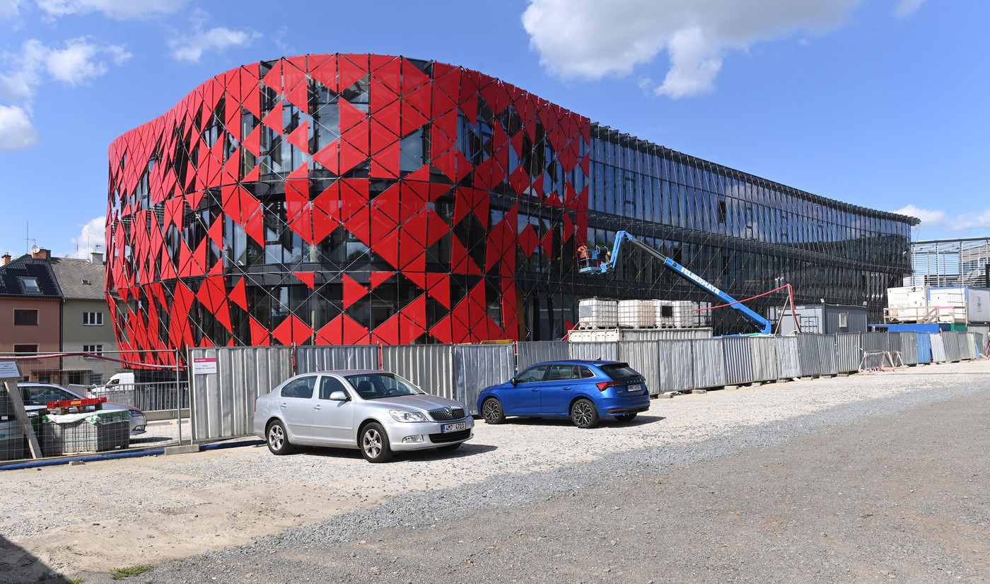 Univerzita Palackého dokončuje novou budovu s unikátním stínicím systémem | Týden.cz