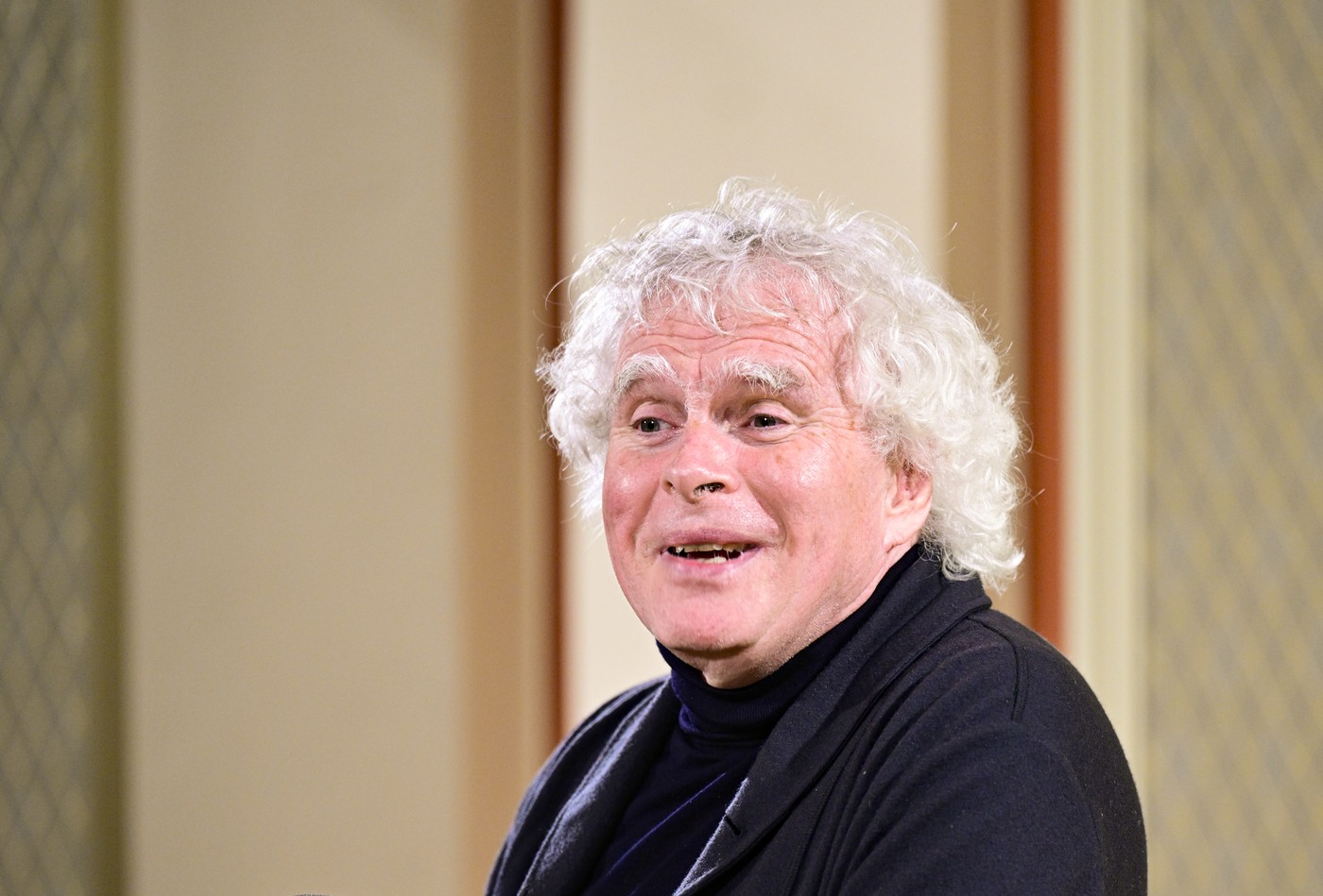 Brit Simon Rattle patří k nejuznávanějším dirigentům současnosti | Týden.cz
