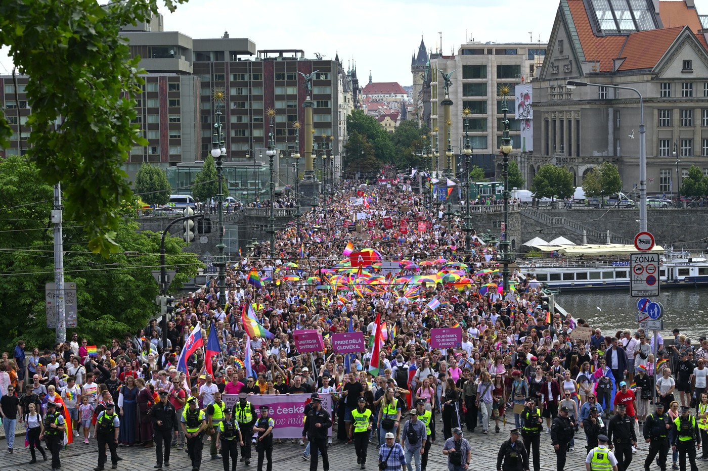 Účastníci Prague Pride vyrazili na Letenskou pláň, jsou jich desítky tisíc | Týden.cz