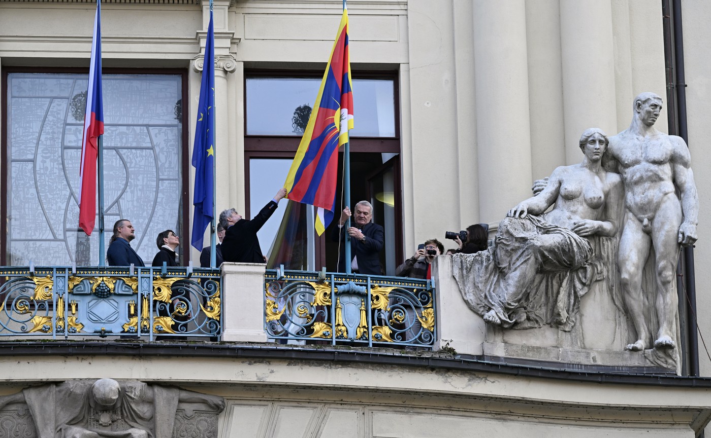 Stovky tibetských vlajek po celém Česku. Připomínka čínského masakru ...